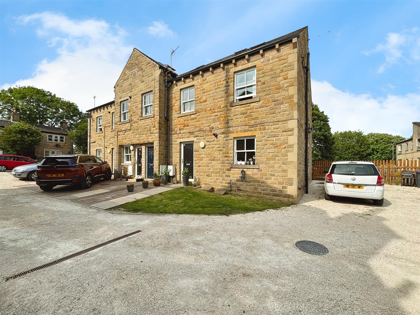 5 Bed, 2 Bath Property For Sale in Wibsey Bank, BD6 1AR